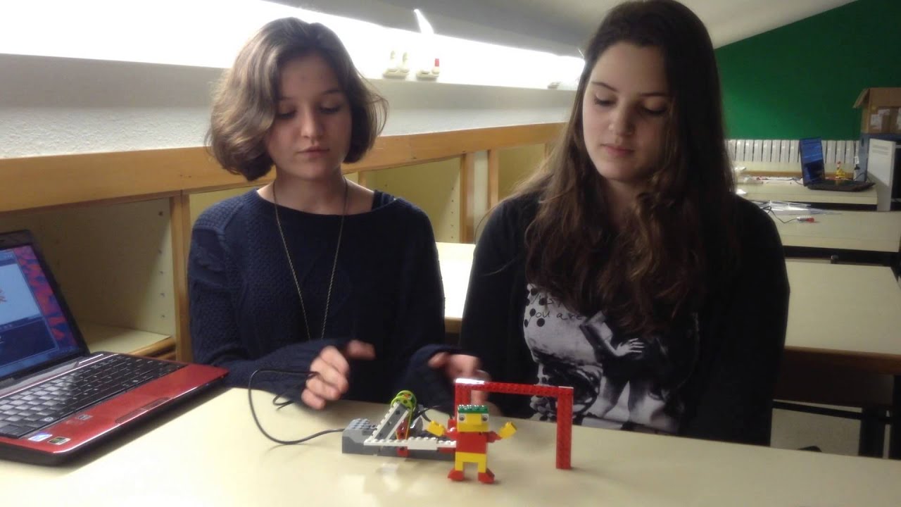 Robotika 2 DBH en The English School II - YouTube