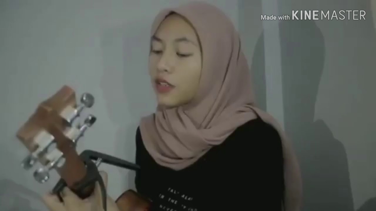 Aduh kaka cantik main gitar - YouTube