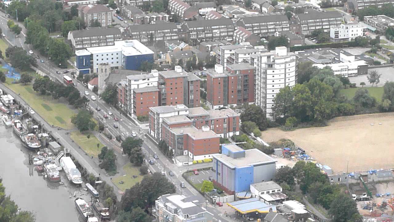 Helicopter along Thames at Chiswick /Kew Bridge - YouTube
