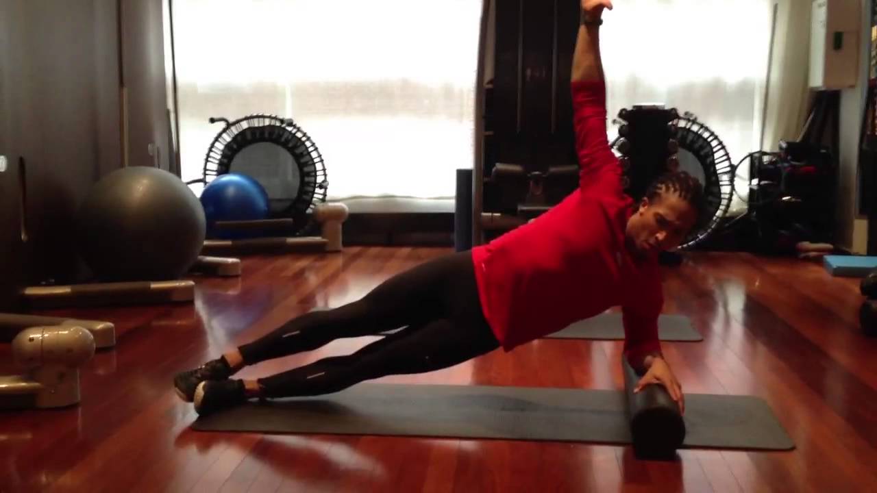 Dynamic Side plank on a foam roller - YouTube