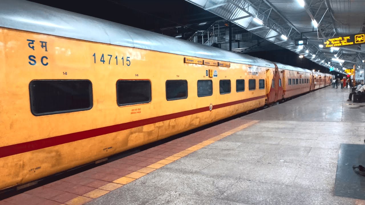 17032 Hyderabad - Mumbai CSMT Express Arrival at Solapur Station - YouTube