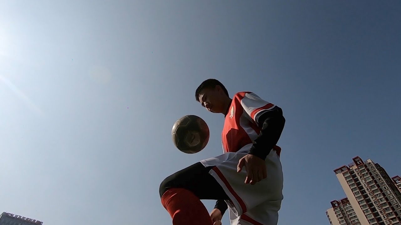 Chinese student juggles soccer ball over 11,000 times - YouTube
