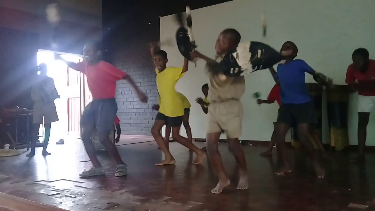 SIR JOHN KENNEDY PRIMARY SCHOOL TRADIONAL DANCE MUCHONGOYO 2018 - YouTube
