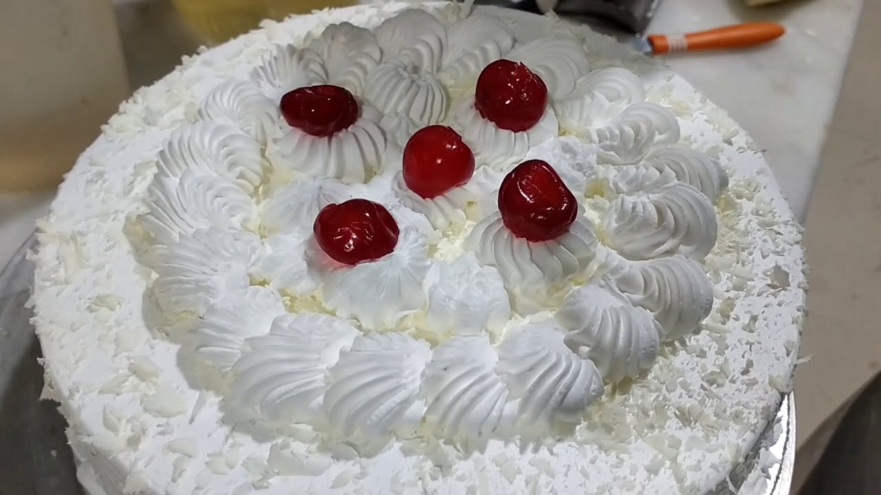 How to decorate Beautiful Vanilla cake in 5 minutes/Vanilla Cake ...