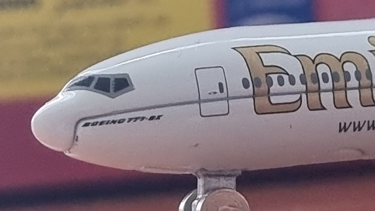Emirates 777x daron plane model review - YouTube