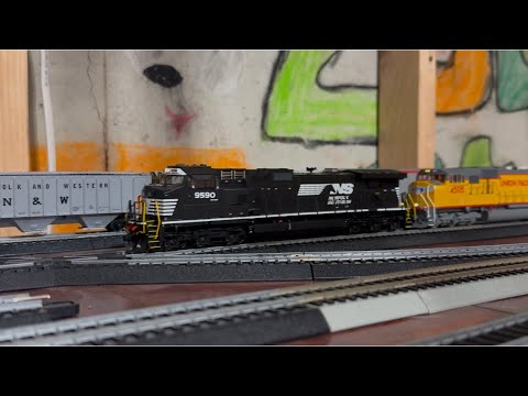 NS 33K with a NS Dash 9 Leader & UP SD70M trailing on the Layout. - YouTube