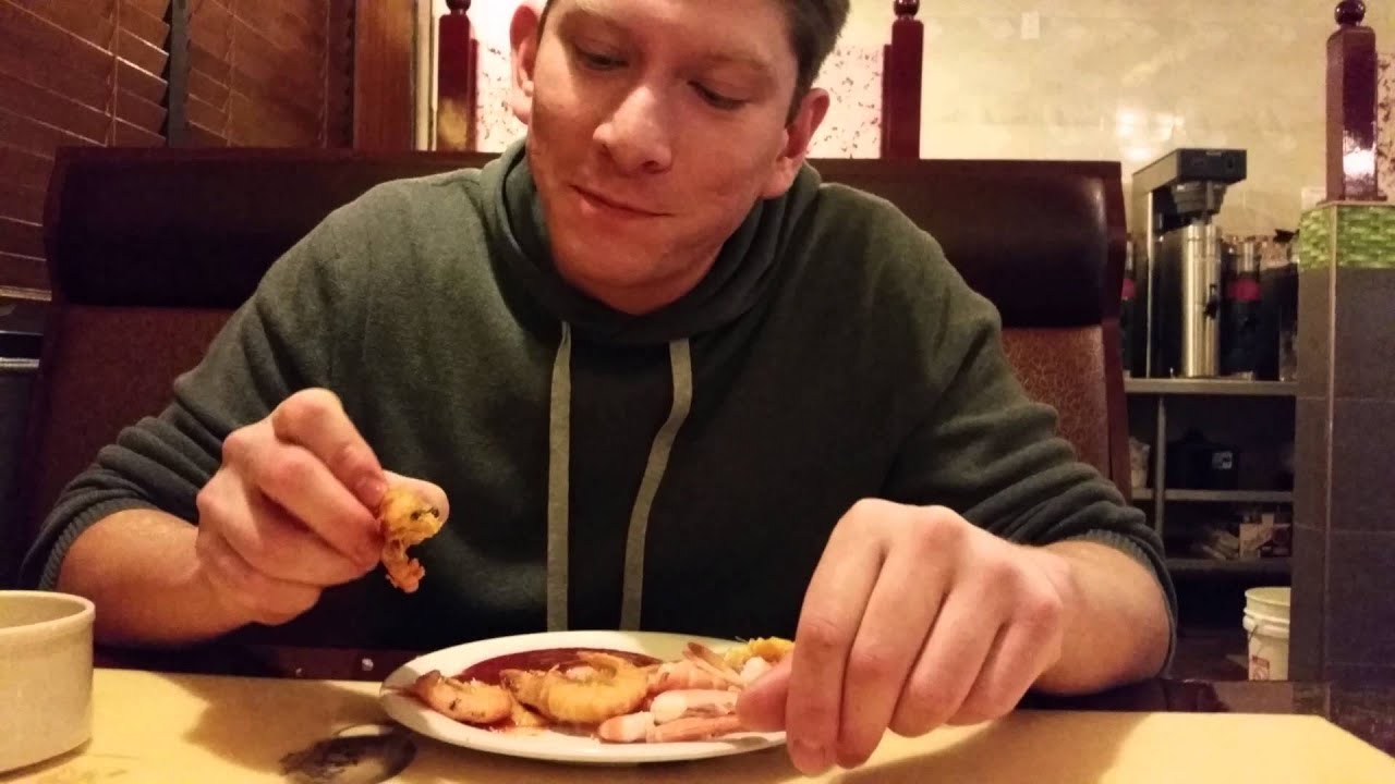 Eating fried shrimp heads - YouTube