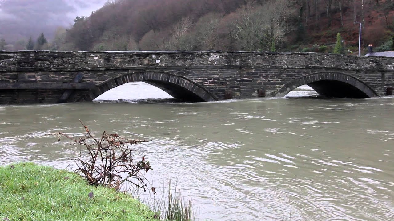 Flooding around the Dyfi Bridge - Machynlleth 28/12/2015 - YouTube