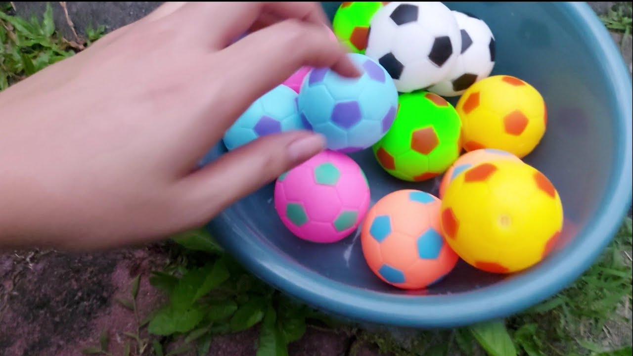 Mencari bola sepak , hunting bola warna-warni, menemukan dan memecahkan ...