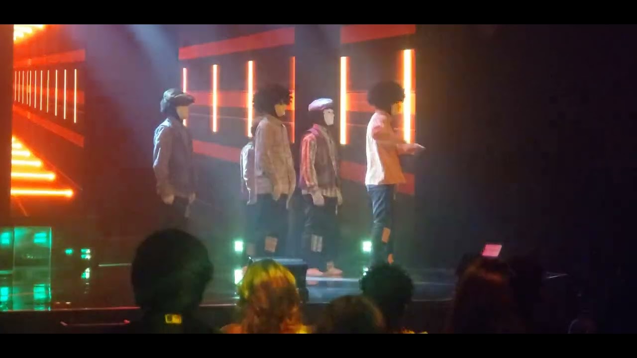 Jackson 5 + Jabbawockeez = A Dancing Machine! - YouTube