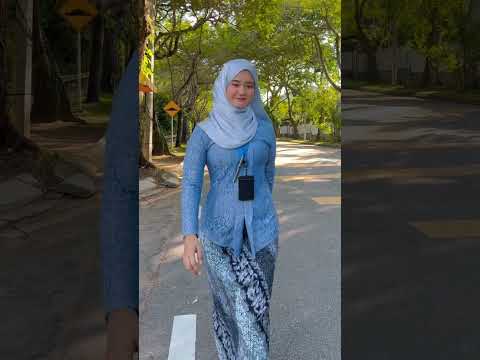 awek baju kebaya biru