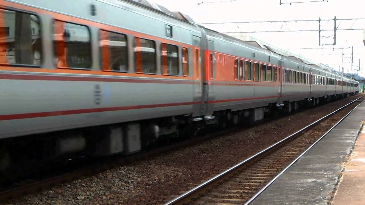 [HD] The Taiwan TRA up Tzu-Chiang Limited Express Train E1000 train no. 1026 pass the Sanyi ...