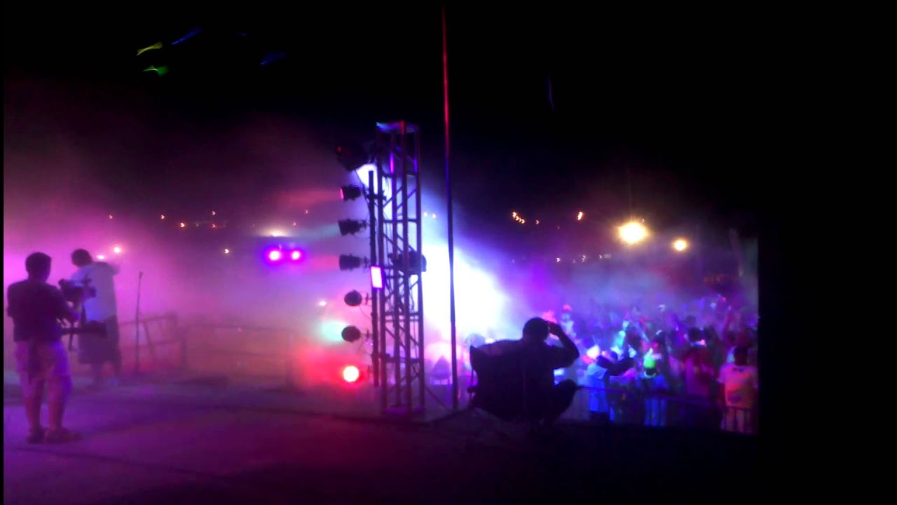 Powder throw at a black light run - YouTube