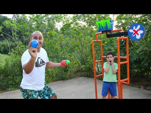 BRINCANDO COM BALÕES DE ÁGUA - Lucas e seu Papai