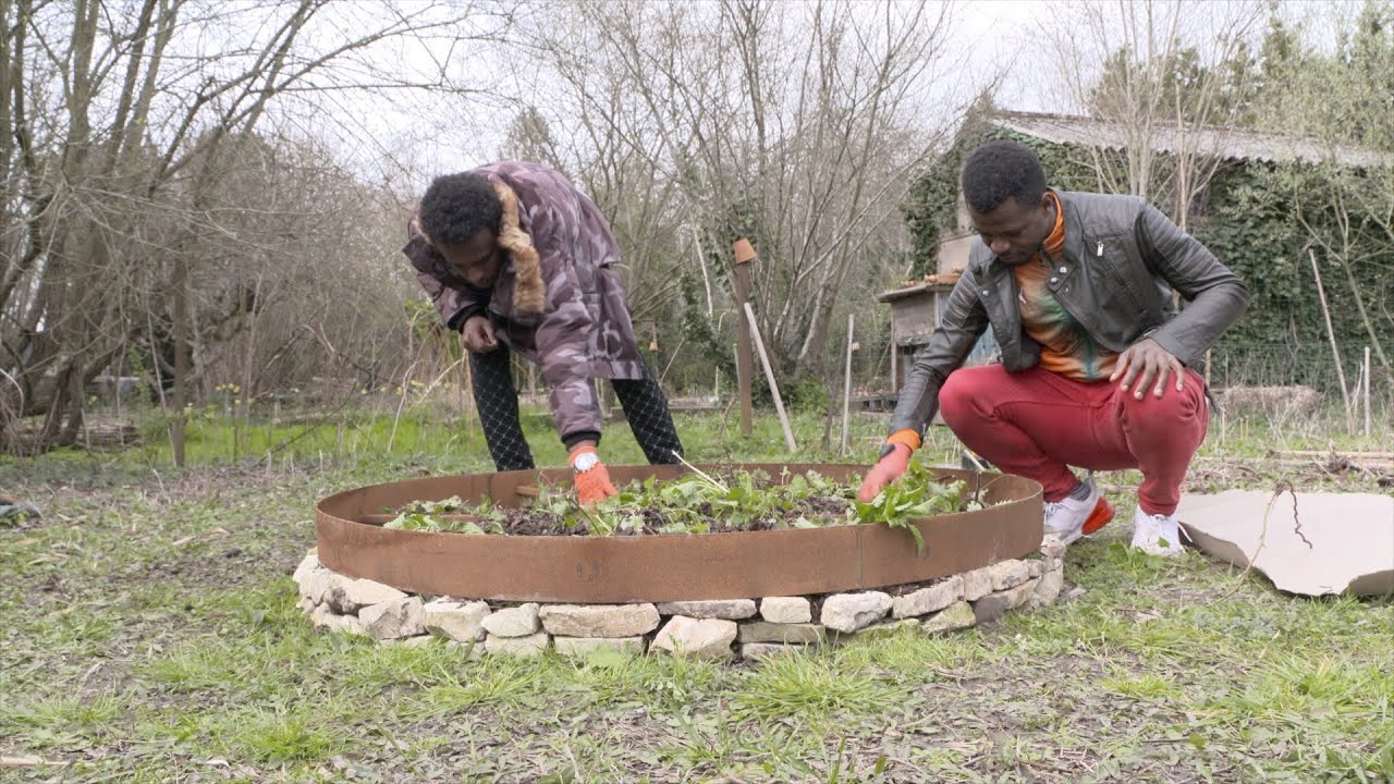 PERMABERRY, L’ASSOCIATION QUI ENSEIGNE LA PERMACULTURE - YouTube