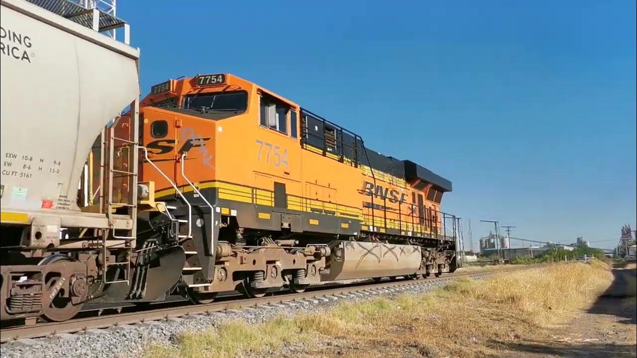 Granelero de Ferromex con locomotoras BNSF y Unidades del Unión Pacific - YouTube