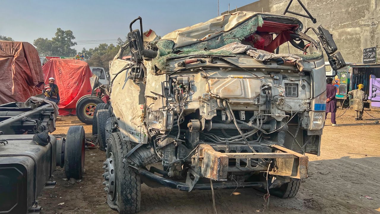 Isuzu Truck Dangerous Accident Cabin Full Damage // Expert Mecahic ...