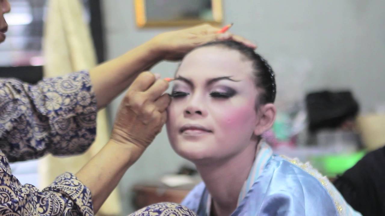 Akbar & Farella - Make Up Session - YouTube