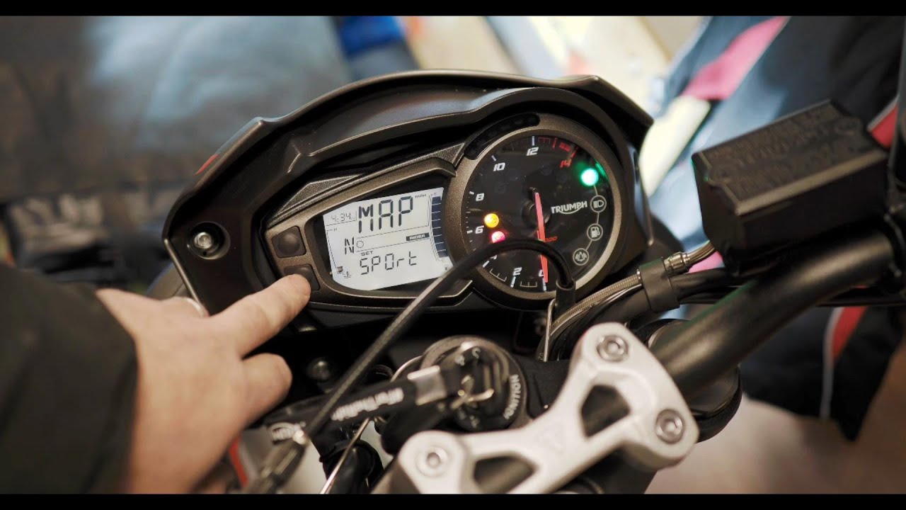 Setting the custom rider mode on Street Triple R - YouTube