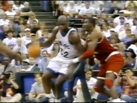 Hakeem locks down Shaq - 1995 Finals Game 2 - YouTube