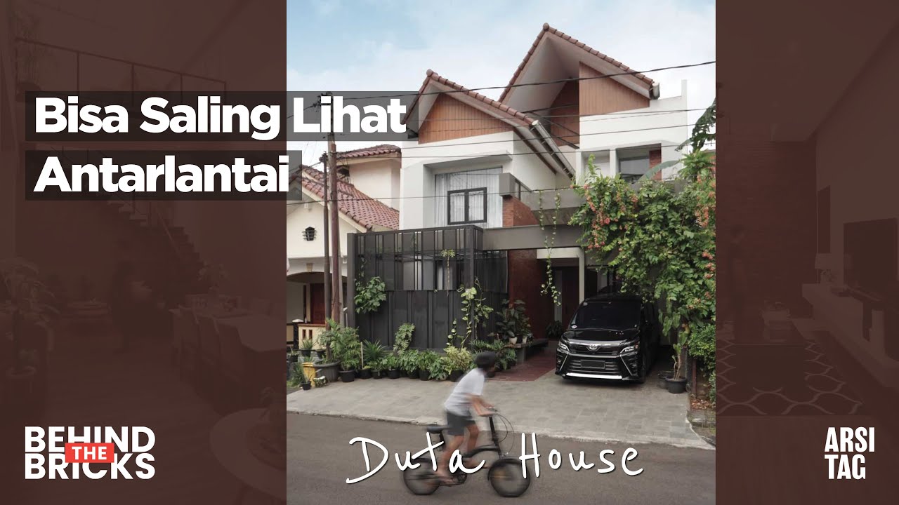 Rumah dengan High Ceiling & Skylight Jadi Terasa Luas - YouTube