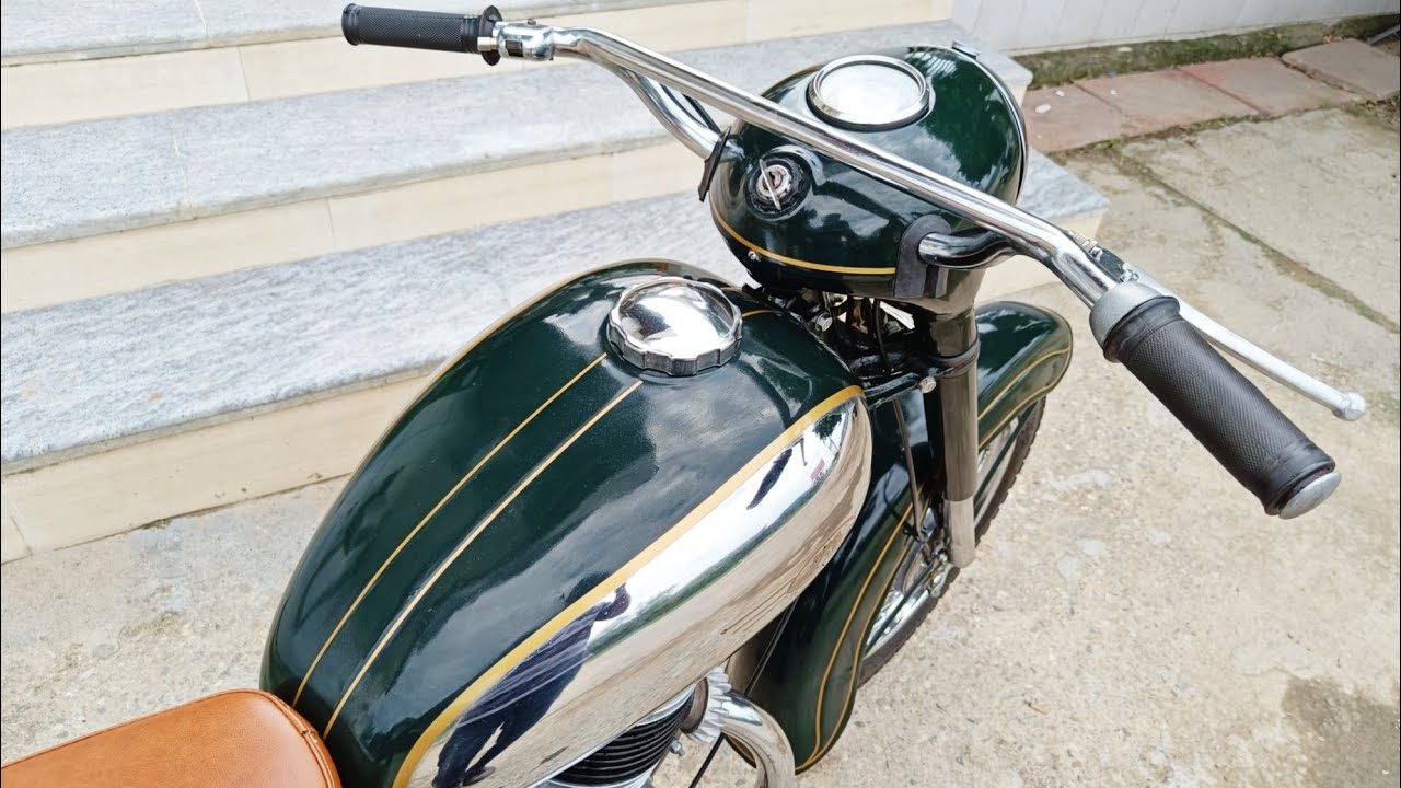 Jawa 353, 250 cc restored in bottle green colour - YouTube