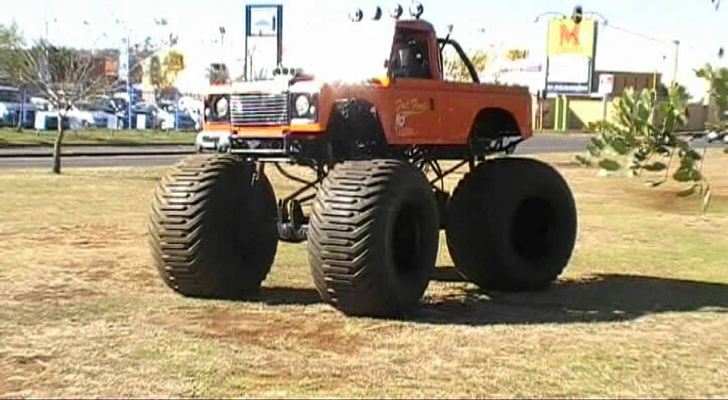 Land Rover Monster truck - YouTube