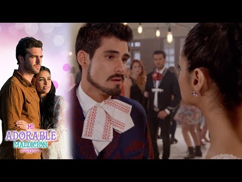Rafael presenta a Aurora como su novia | Mi adorable maldición - Televisa