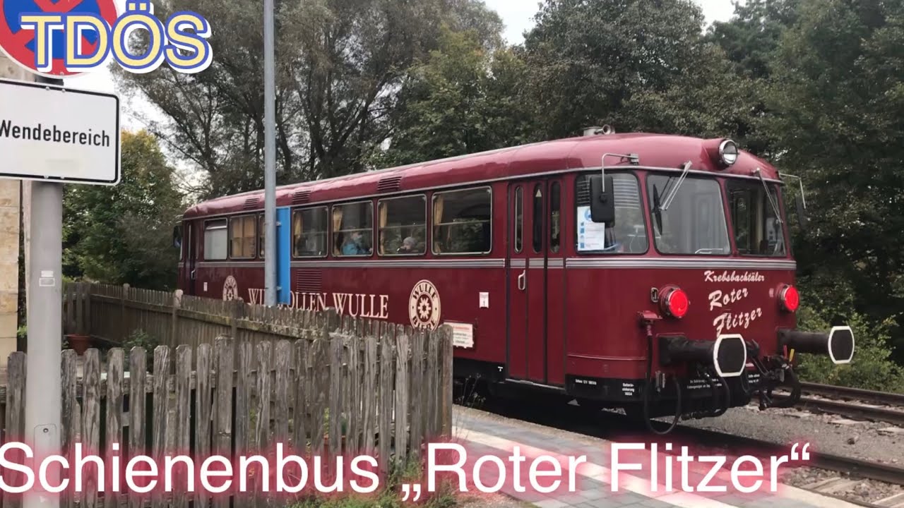 Schienenbus „Roter Flitzer“ fährt aus dem Bahnhof Neckarbischofsheim ...