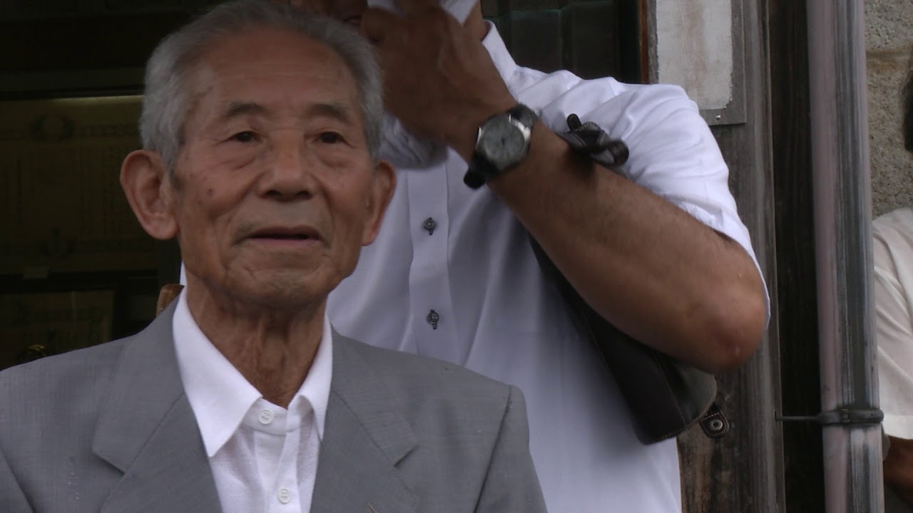WWII Marine veteran returns ancestral flag to Japanese family - YouTube