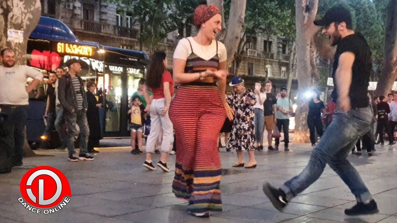 Qaraca qizin Gurcustanda milli Reqsi 😱 - YouTube