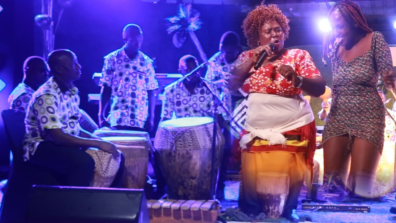 ENGOMA ENGANDA MU BAALA ! NANDUJJA AKUBYE ABATAMIVU OMUZIKI - YouTube