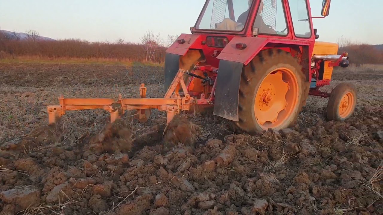 Tractor U650M la arat cu plug romanesc PP3 - YouTube