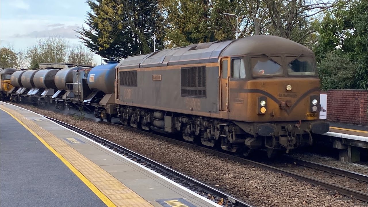 Pressure washing “Richard Howe” 69008 leads 3J42 “The Railway Observer ...