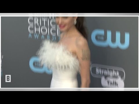 Angelina Jolie: Super y im weißen Federkleid: So befreit haben wir sie lange nicht gesehen!