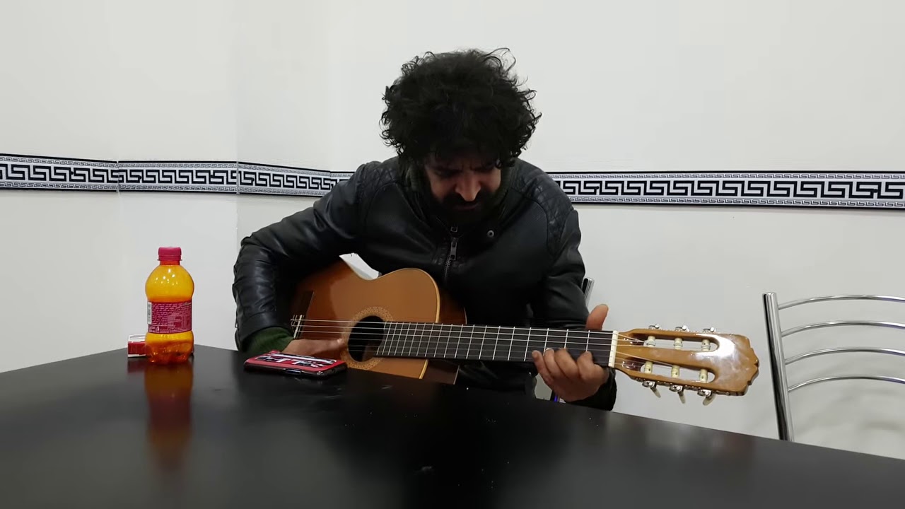 Mnanauk play guitare 2019 منانوك يغني أغنية حزينة - YouTube
