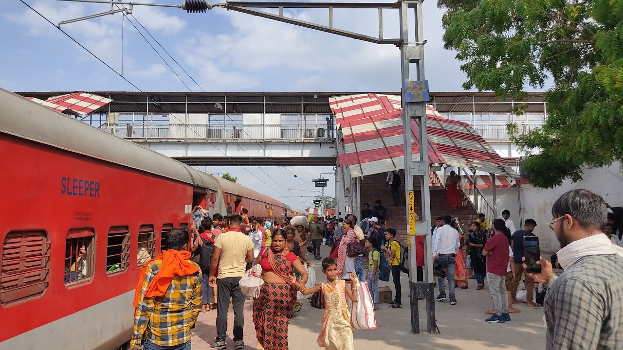 Arrival of 12801 Puri-New Delhi Purushottam Express at Dehri On Sone ...