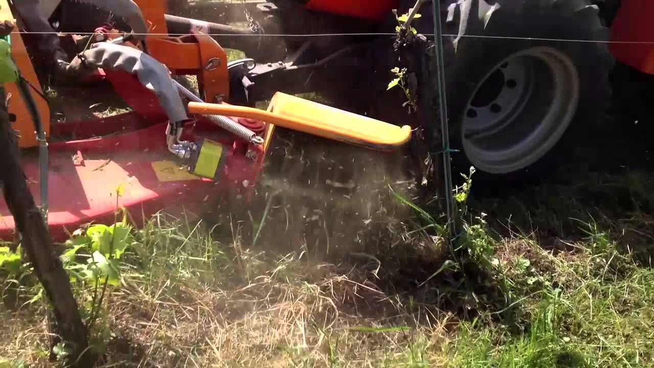 Holder L 780 s mulčovačem ve vinici - YouTube