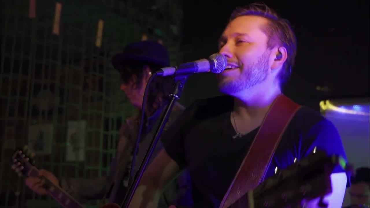 Mera - Me Voy de Viaje Solito (Live) - YouTube