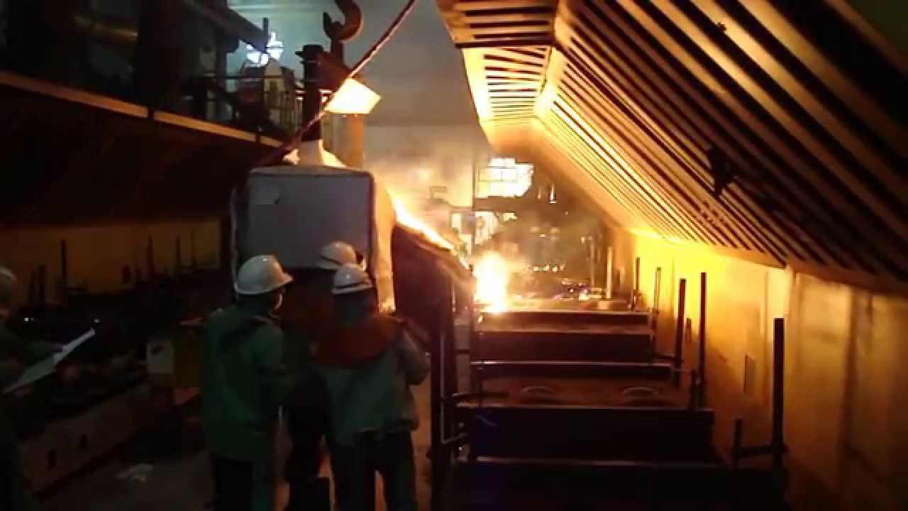 Acetarc foundry ladle pouring - YouTube