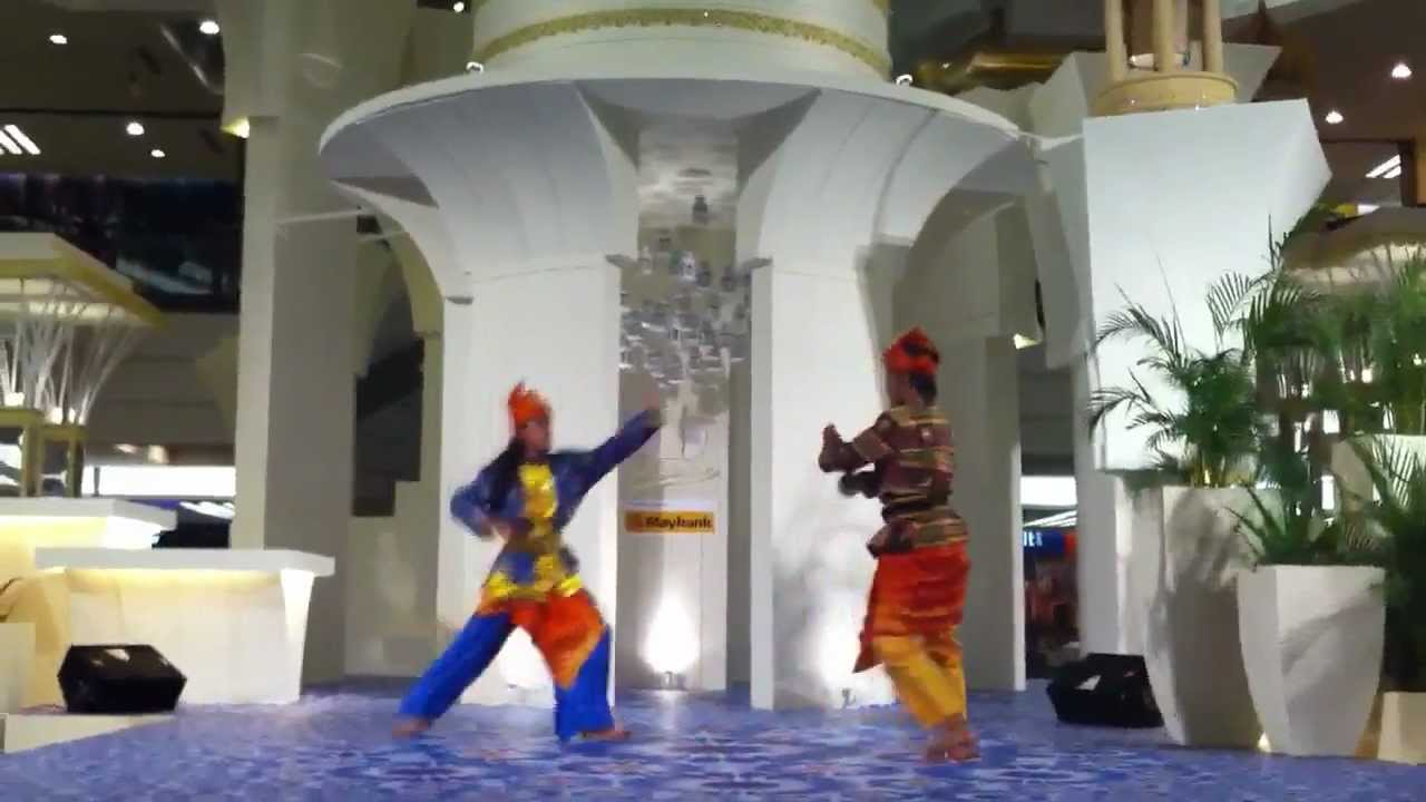Hari Raya celebrations performance at 1 Utama - YouTube