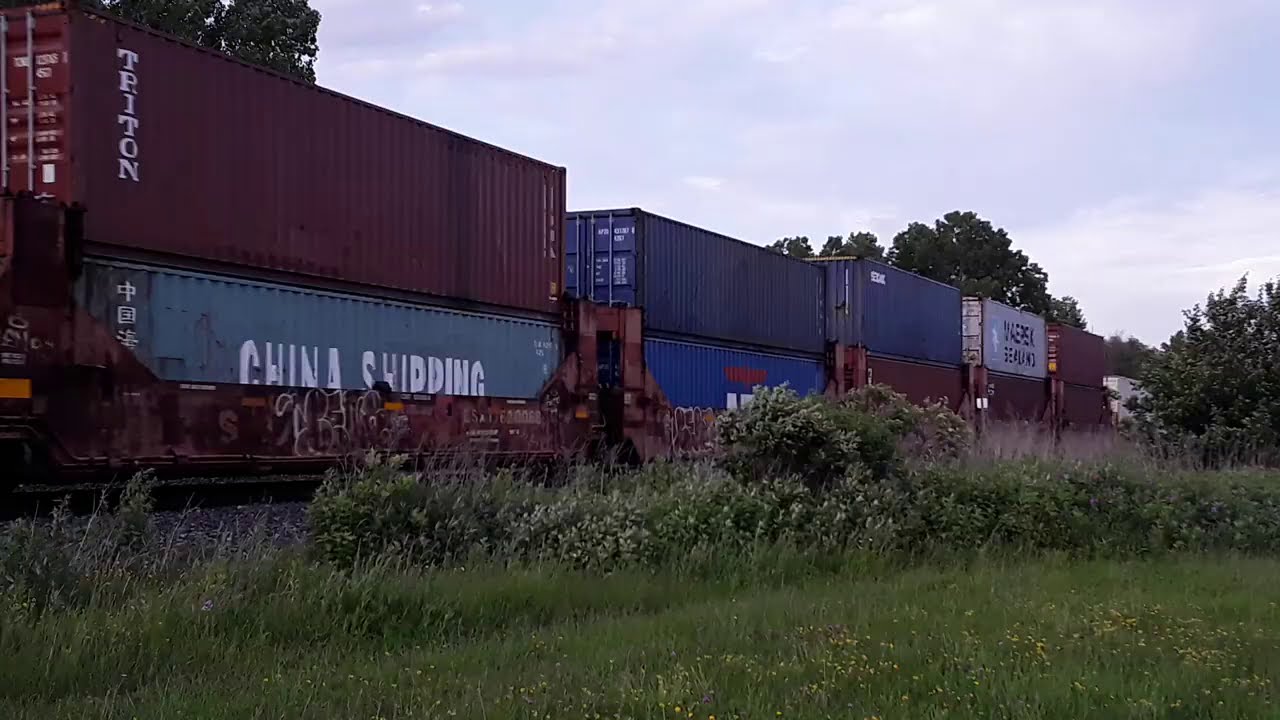 CSXT Q003 Intermodal train with old Sea Land well cars - YouTube