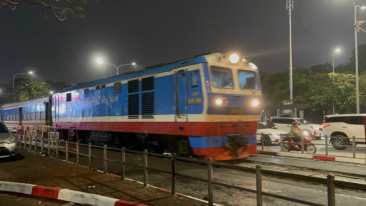 D19E-908 kéo tàu SE1 qua chắn Kim Liên (19/2/2025) - YouTube