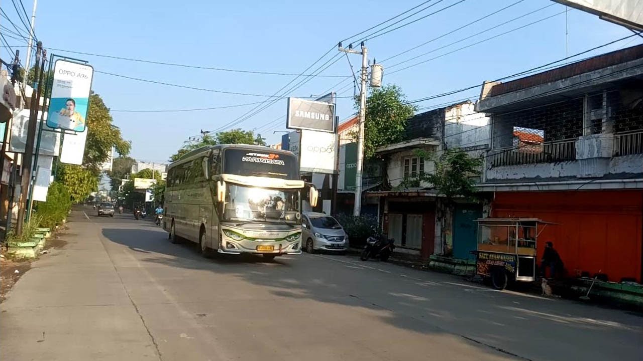Bus Akbar Jaya & Shantika Jetbus 3 di Jalan Hayam Wuruk Pekalongan ...
