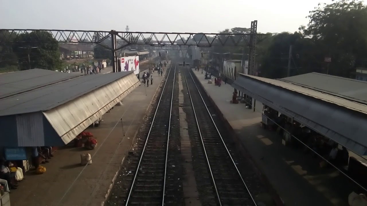 Howrah Amritsar Express arrives slowly into Seoraphuli junction - YouTube