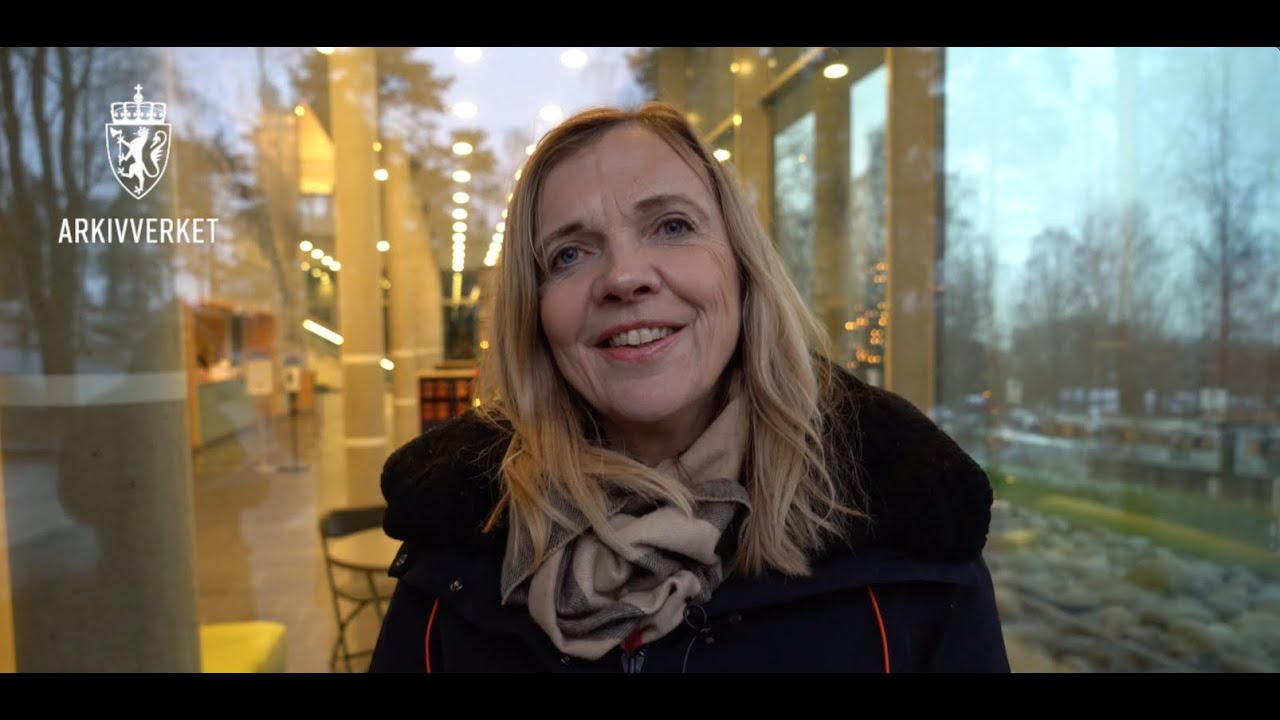 Julehilsen fra riksarkivar Inga Bolstad - YouTube