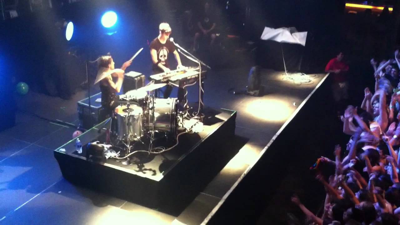 Matt & Kim - Final Countdown - YouTube