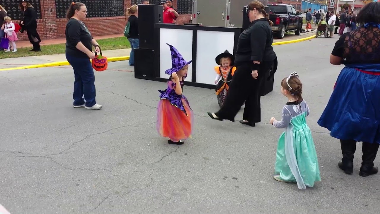 Calista’s first time dancing with others - YouTube