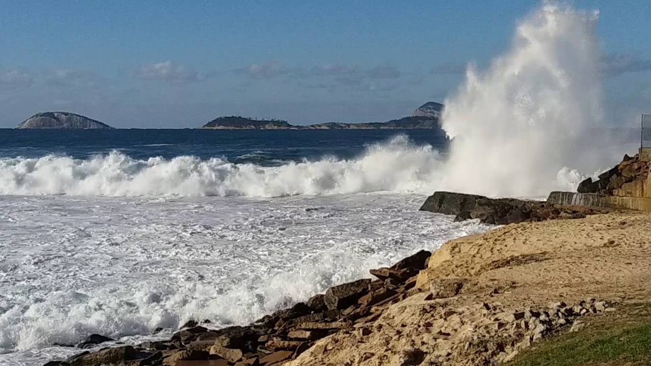 Mar lindo e agitado no Leblon - YouTube