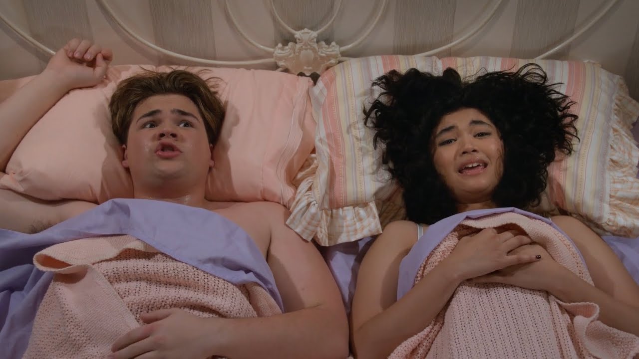 Nikki and Nate hook up after Break Up | S2E5-6 | That 90s Show - YouTube